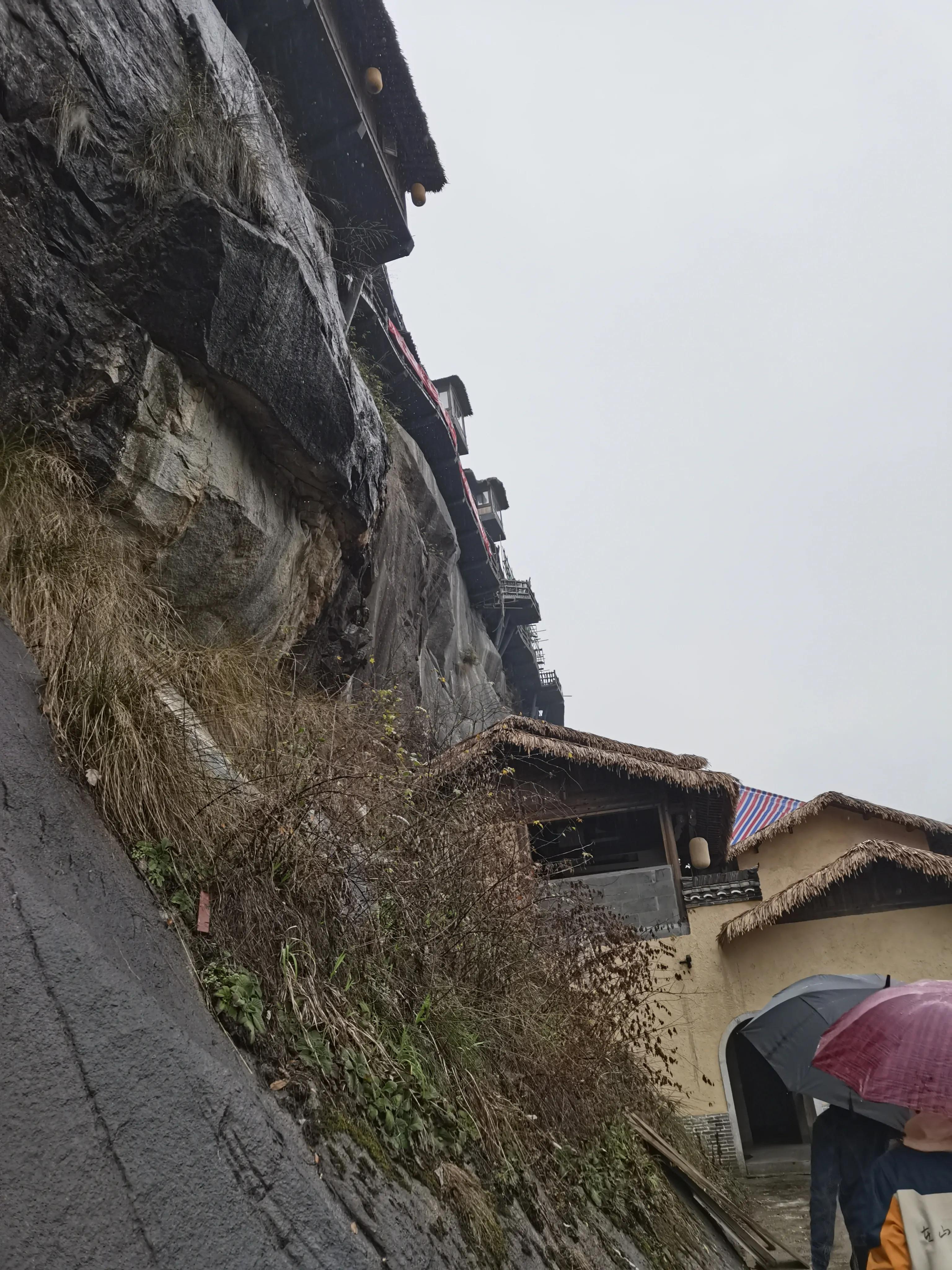 Cliff Hotel Wangxian Valley - iNEWS