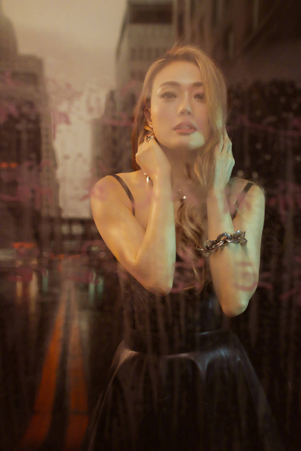 Joey Yung took a photo shoot on a rainy night, wearing a black leather ...