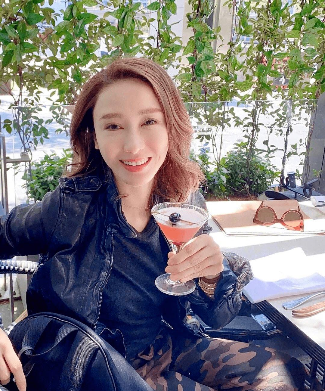 50 Years Old Gigi Lai Put On White Sneakers Fashionable And Young