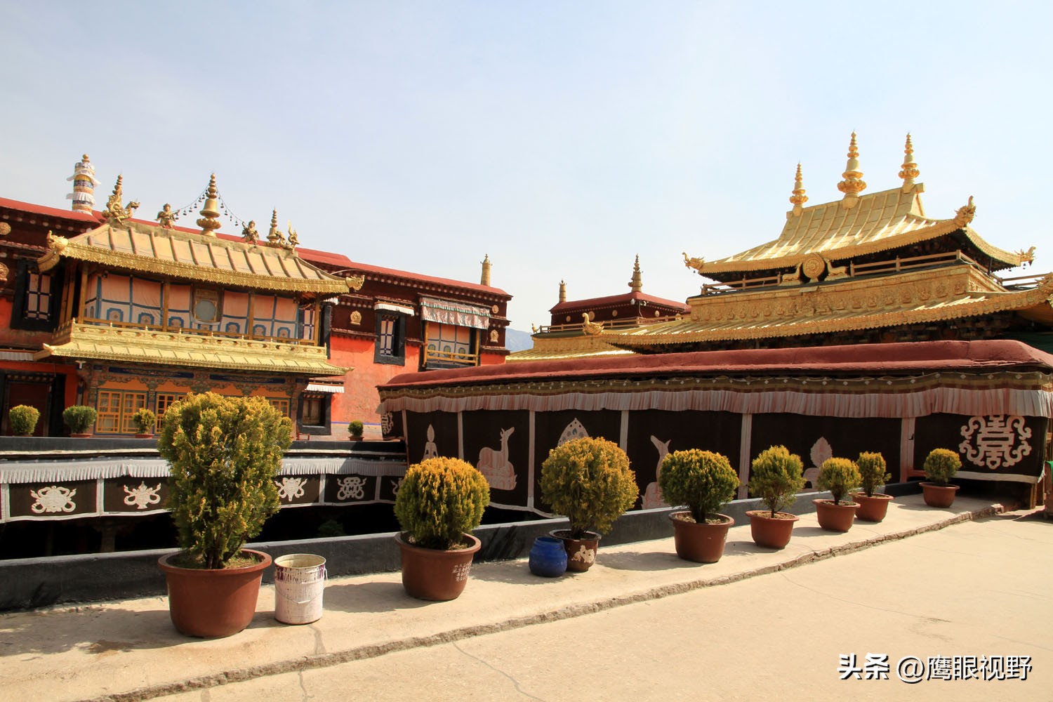 The first of the three major monasteries of the Yellow Sect in Tibet ...