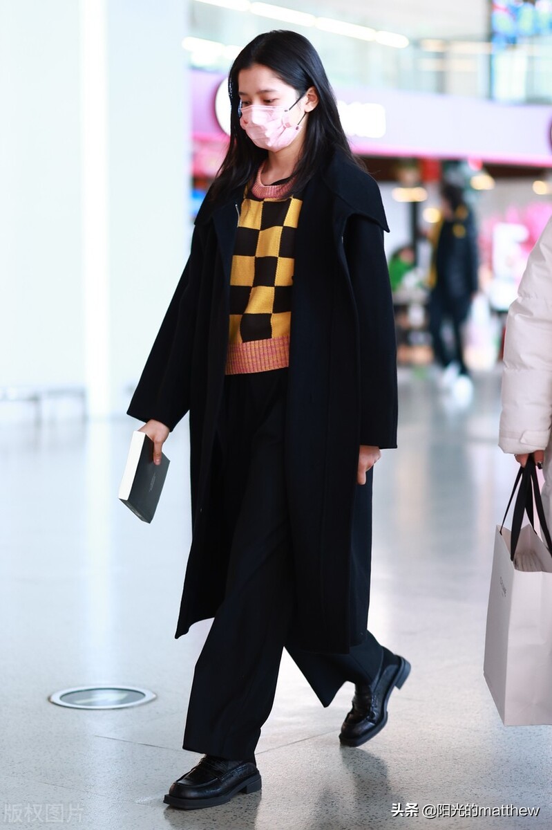 Street shot: Zhang Jingyi black woolen coat + checkerboard sweater ...