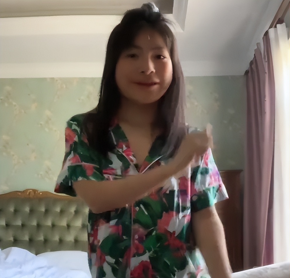 Wang Shiling's group photo sparked controversy. The 13-year-old wearing black silk was ridiculed ...