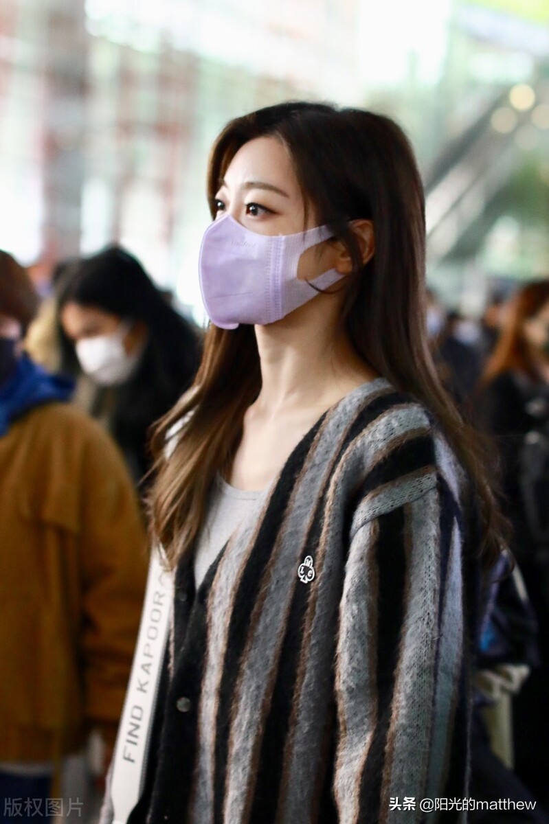 Street shooting: Feng Ruohang striped cardigan sweater jeans low-key ...