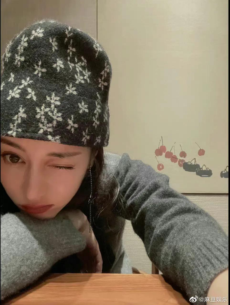 Dilireba's latest selfie wink photo, the famous wink is coming, bad~ It ...