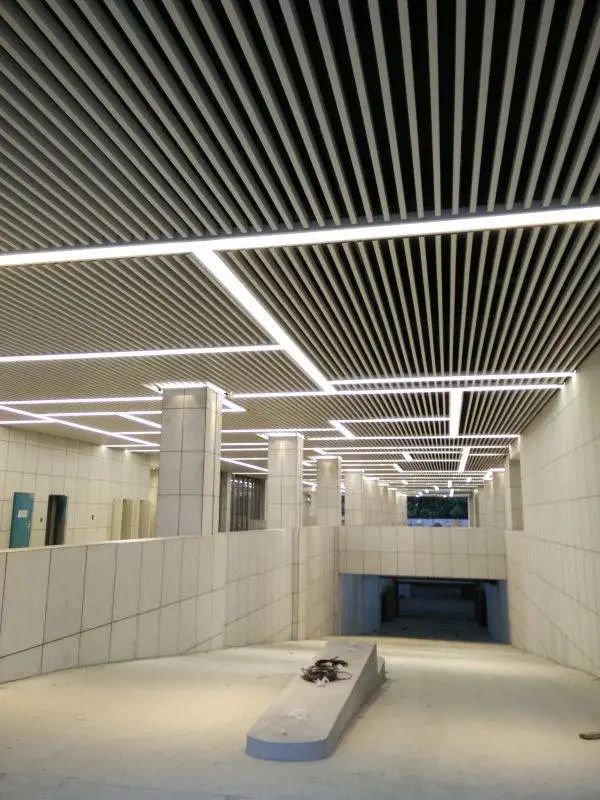 Aluminum square pass ceiling effect - iNEWS