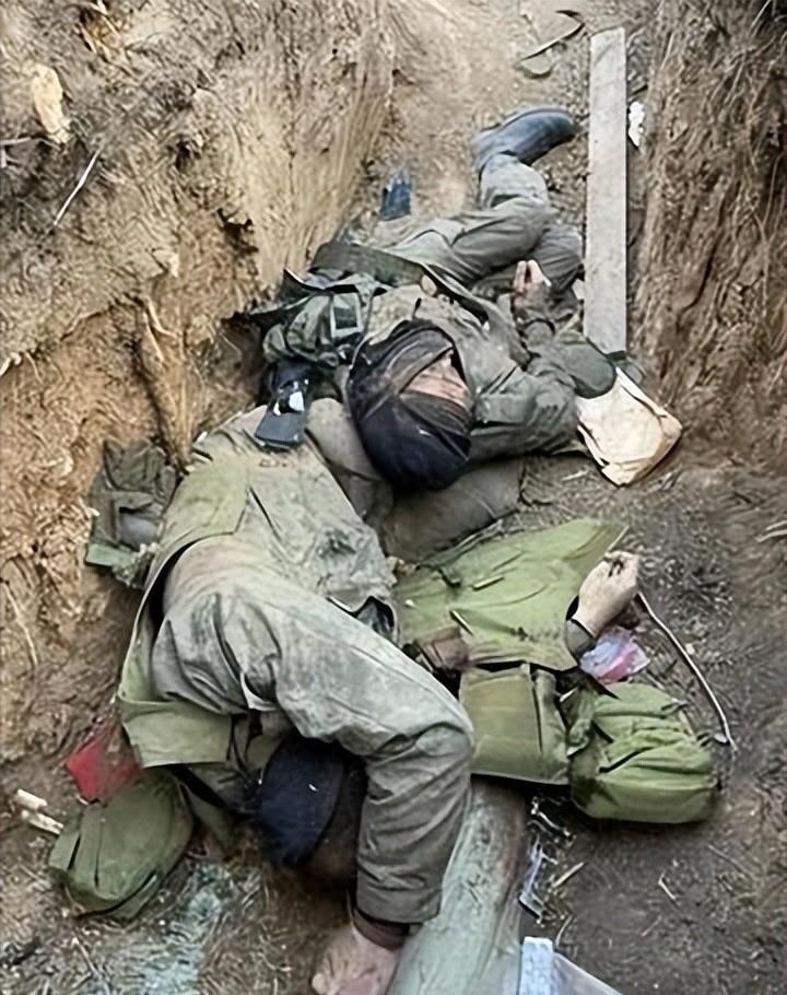 After the Ukrainian female soldier died, she lay desolately in the ...