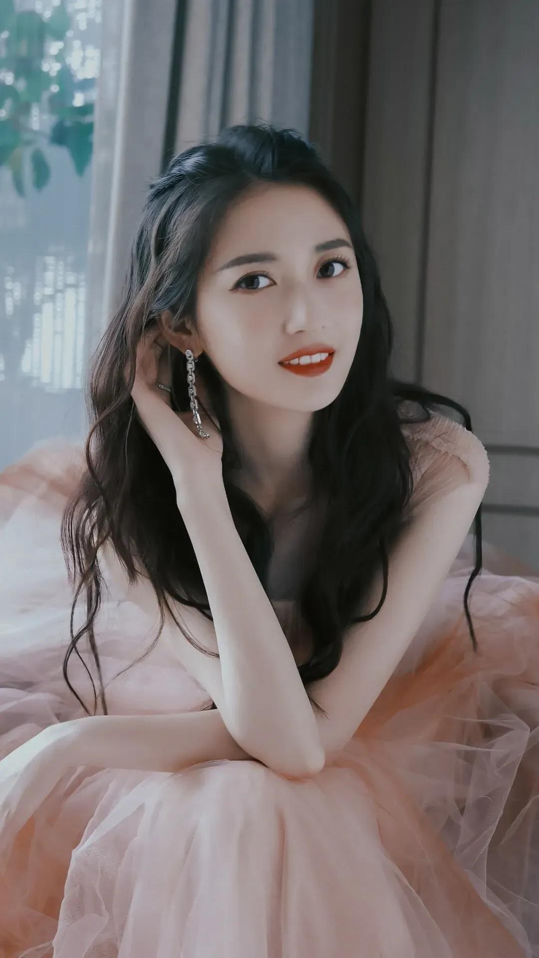 Chen Yuqi's beautiful photo - iNEWS