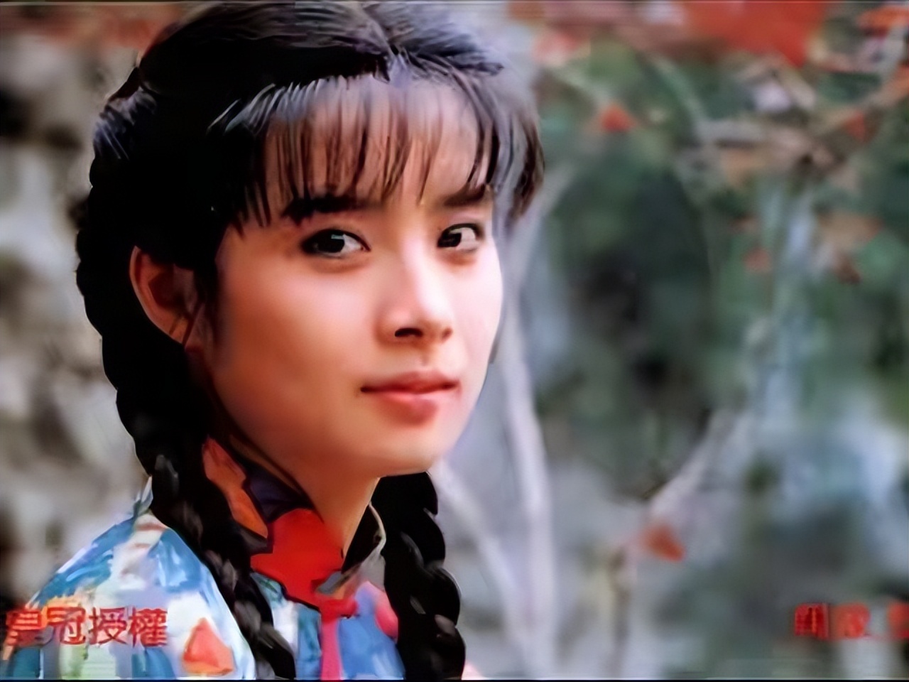 He Qing plays the second female lead in "The Grass by the Green River ...