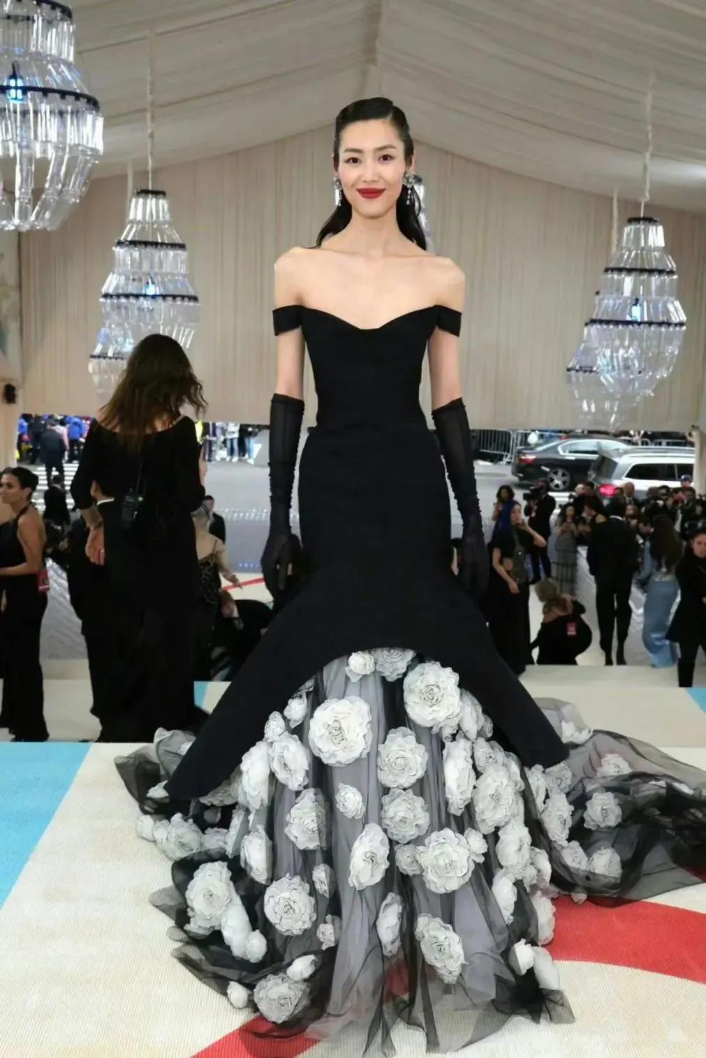 After the official announcement of love, Liu Wen is so beautiful that ...