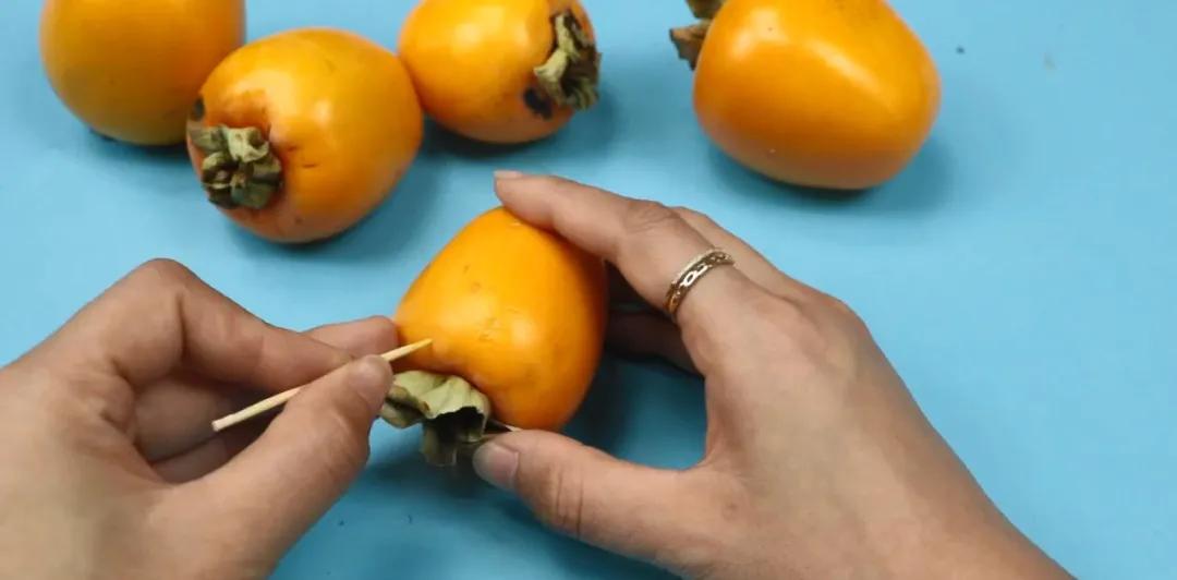 The freshly picked persimmons are bitter and unpalatable?Teach you 3 ...