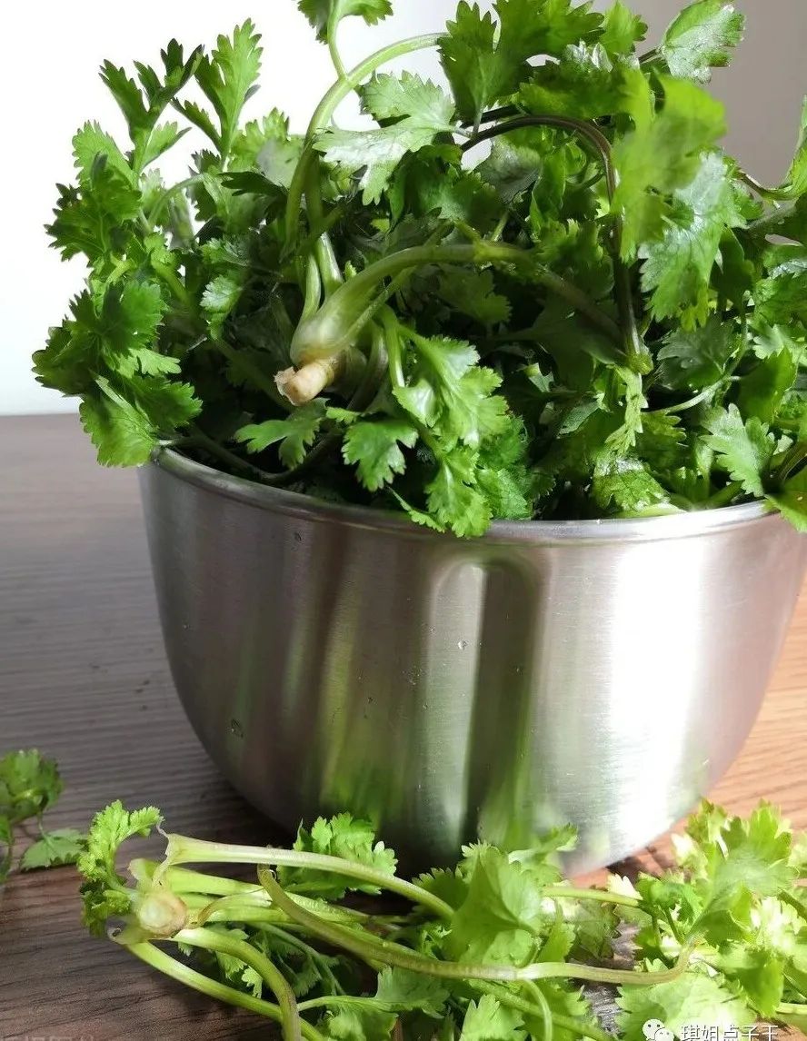 Put coriander in a jar, it won't go bad after a year, it's really ...