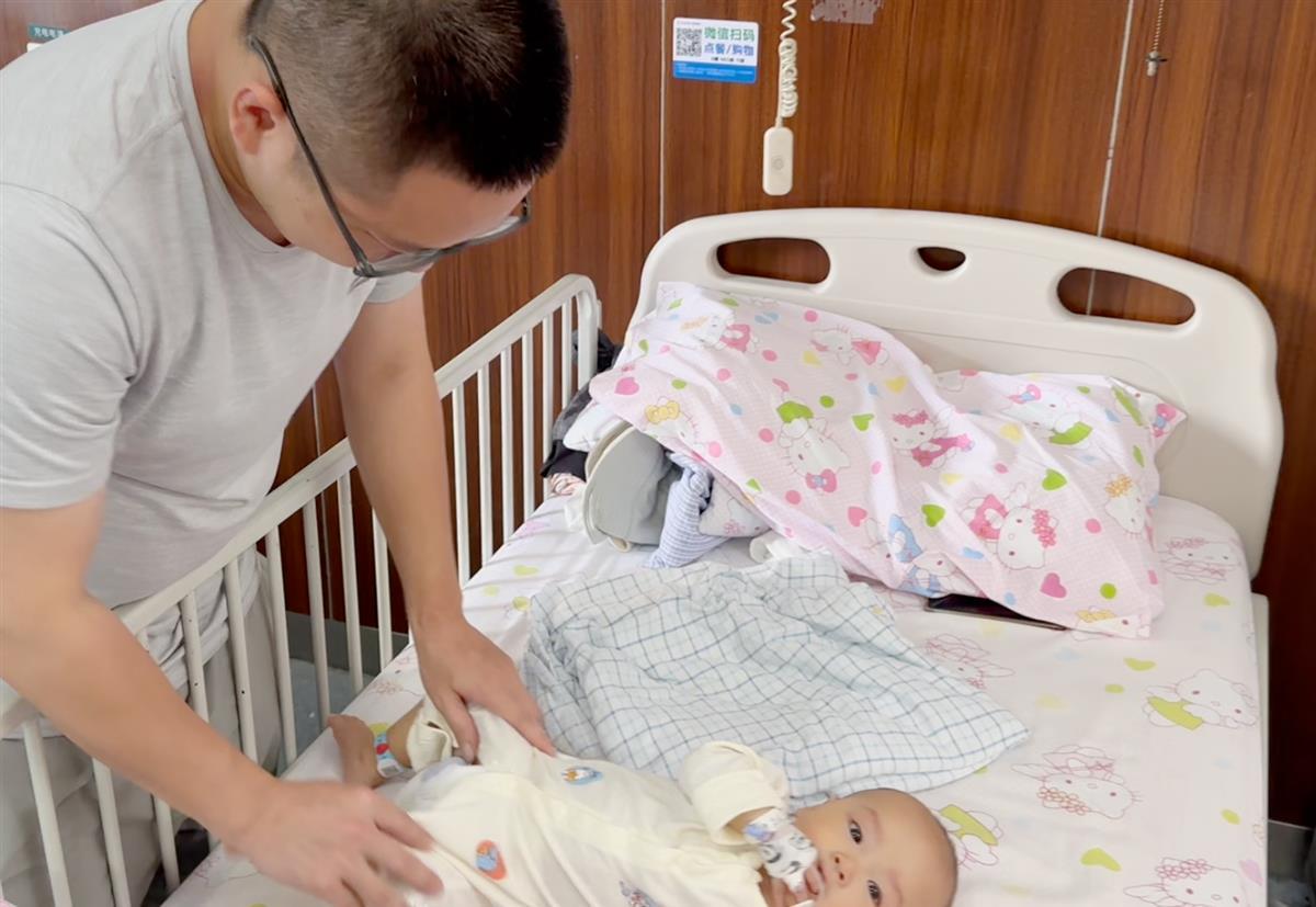 This "full-time dad" is amazing! The baby came to Wuhan for surgery, and he can make milk, feed ...