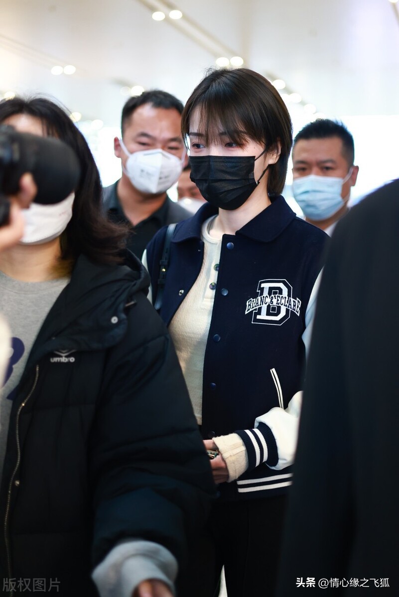 Liu Lian is wearing a baseball cap jacket + jeans + white sweater ...