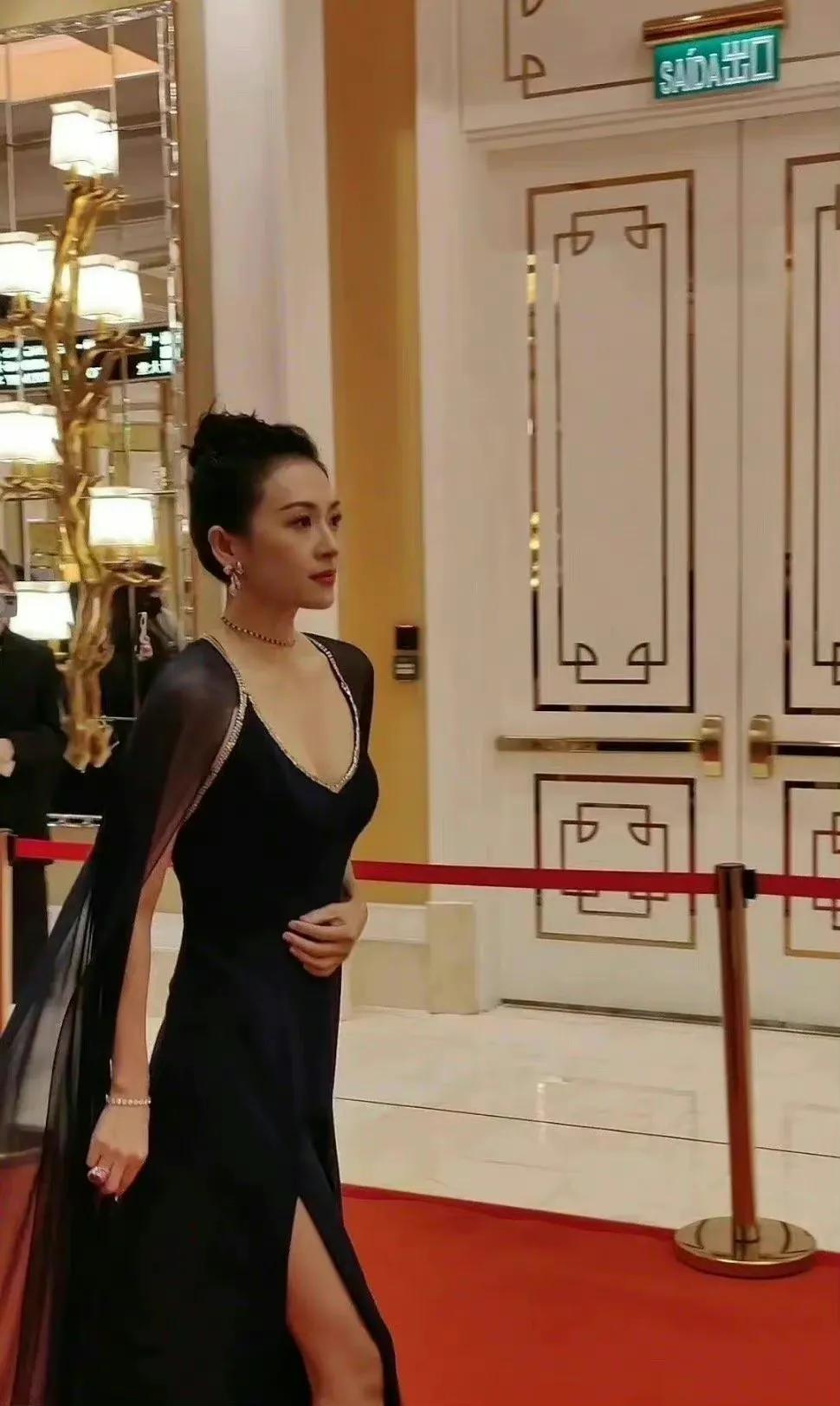 Both Liu Yifei and Zhang Ziyi wear cloaks, one is fat and fairy-like ...