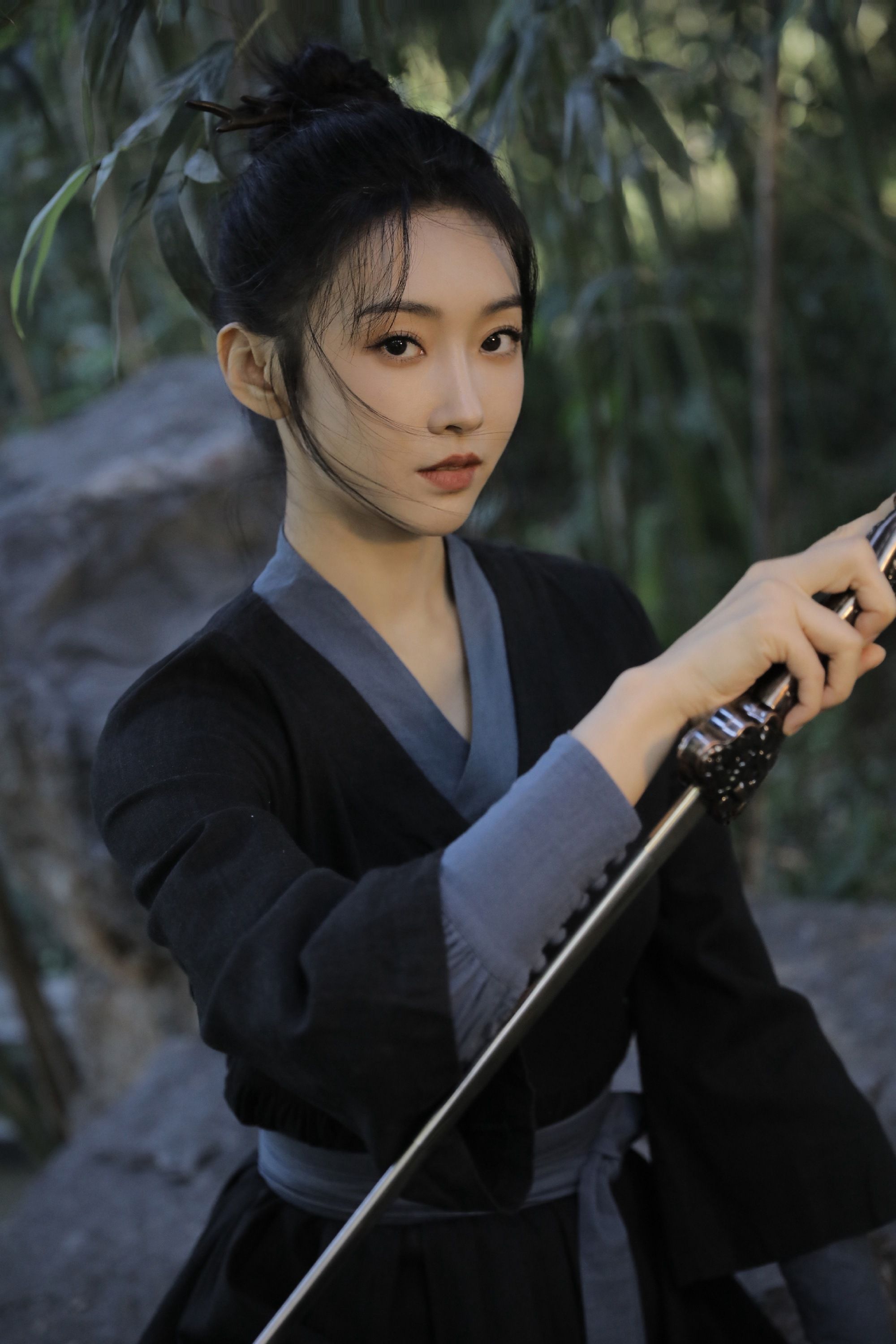 Xuan Lu's young man relies on the risky ground and leans on the long ...