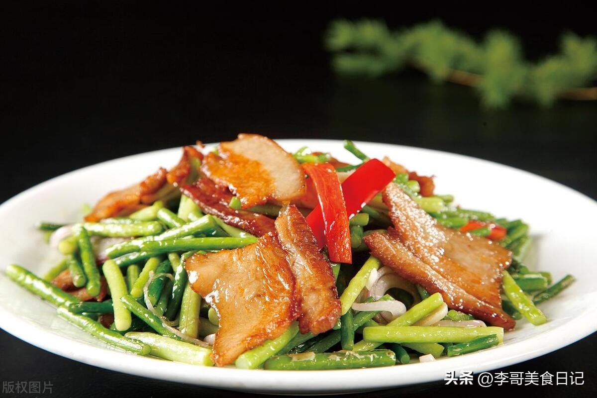 Stir-fried pork belly with garlic moss, full of garlic flavor, tender ...
