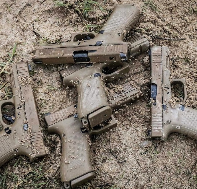 AK47 in the pistol world: the famous "Glock 17", its good reputation ...