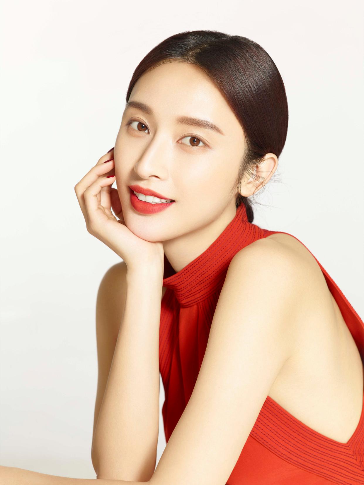 Zhang Li's suit and short skirt are stylish and stylish, holding ...