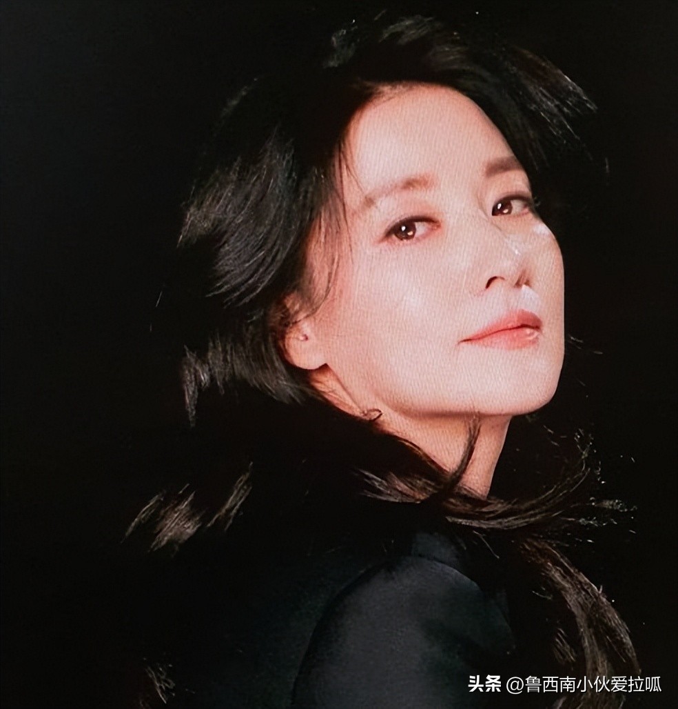 At the age of 51, she is still an oxygen beauty!Li Ying'ai's recent ...