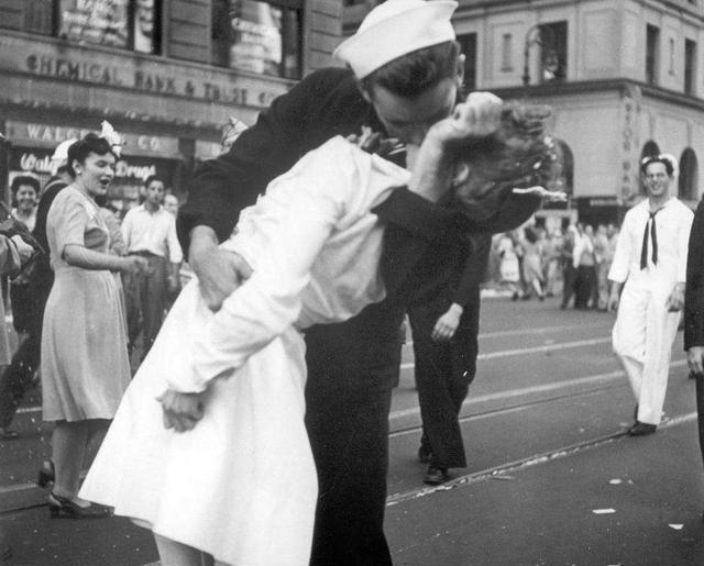 "Victory Kiss" The photo of the two of them kissing spread all over the ...