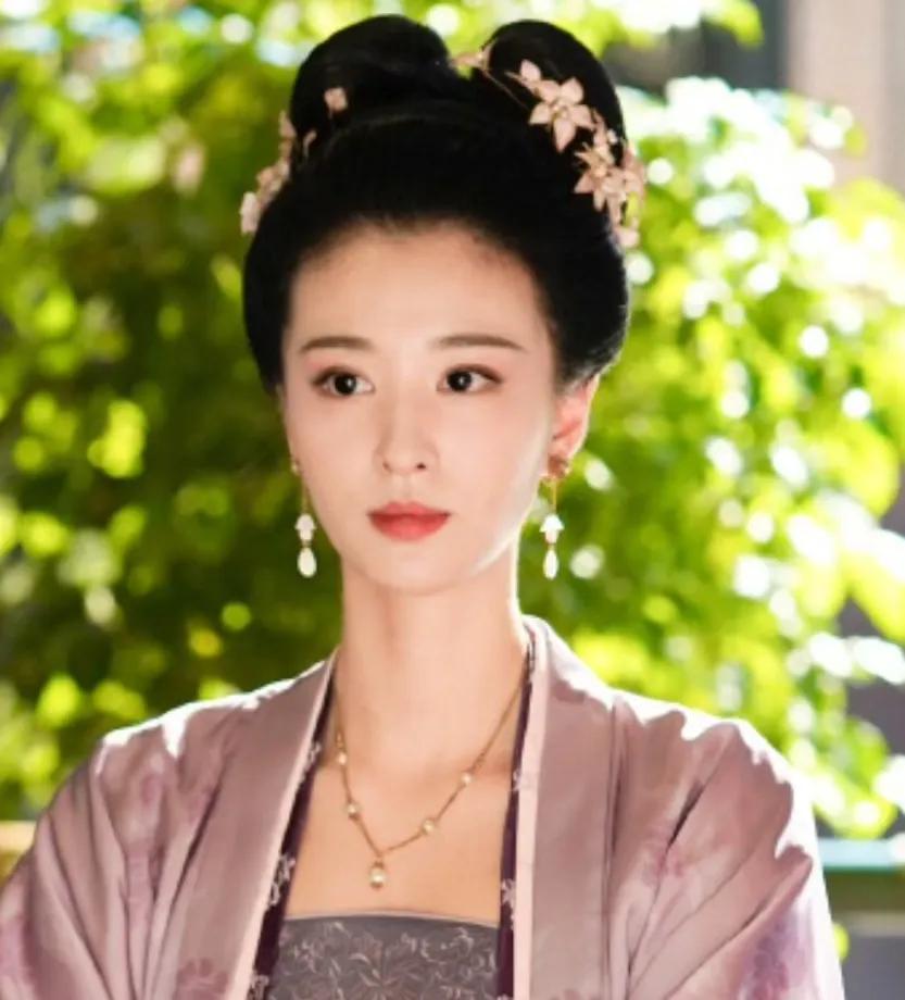 I watched "Qing Ping Le" and was blown away by the beautiful styling ...