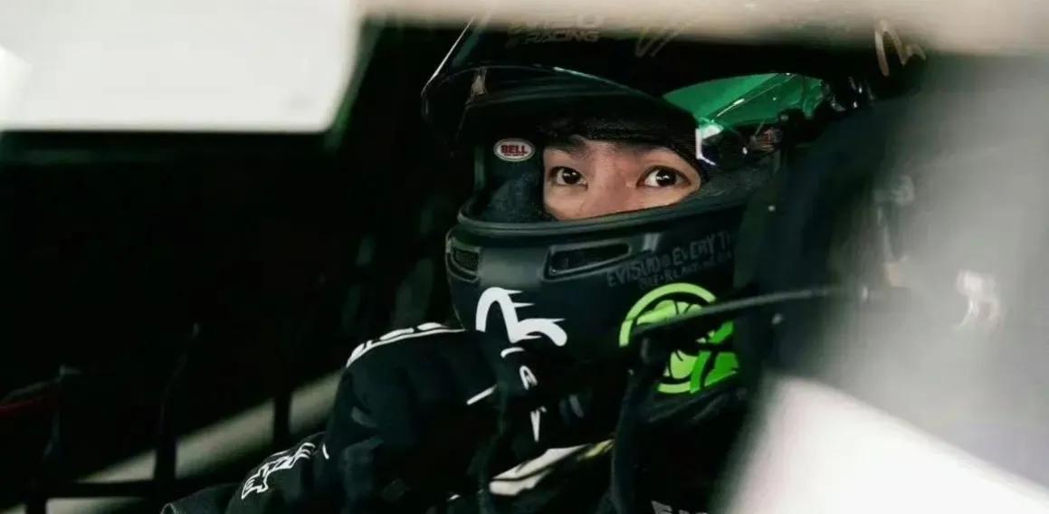 Wang Yibo is an extreme sports fanatic, a passionate boy on stage, and ...