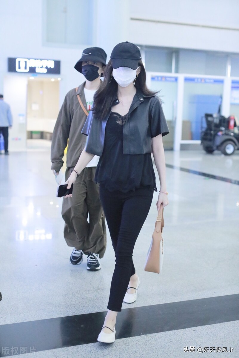Guli Nazha appeared at Changsha Airport in all back style with a low ...