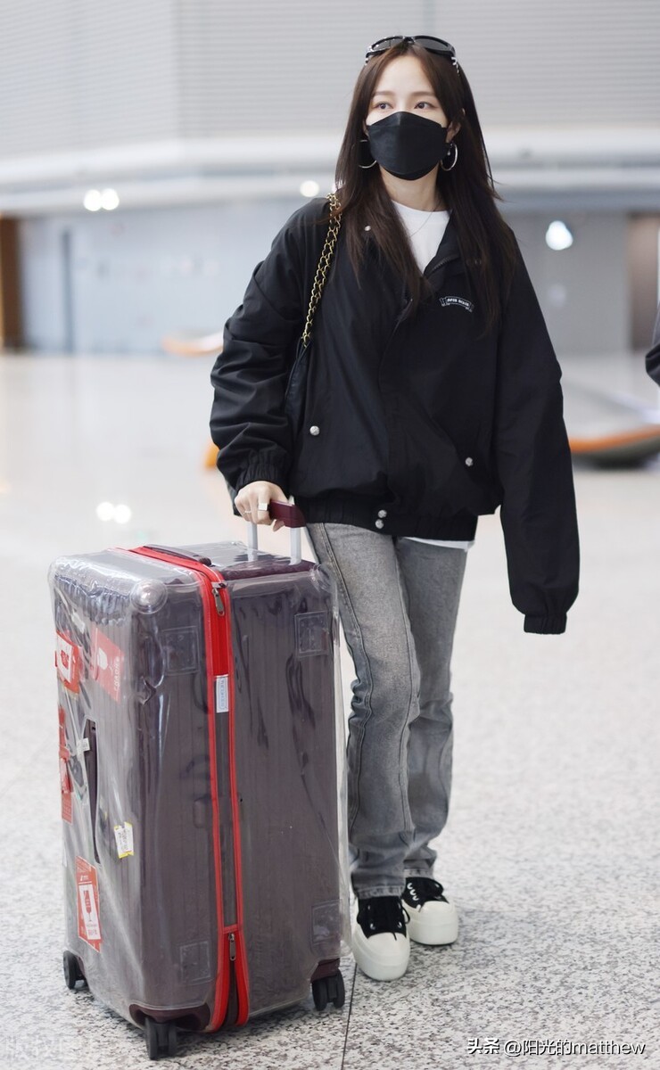 Meng Jia pushed the suitcase to go out alone, waving to fans with full ...