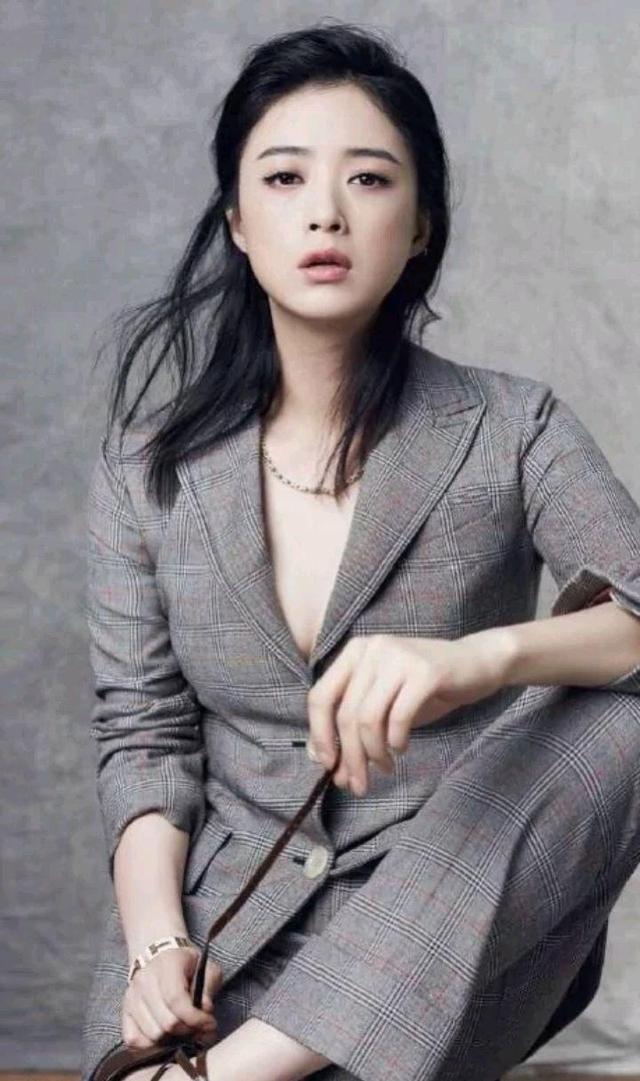 A real sexy stunner! 40-year-old Jiang Xin has a curvy figure that makes people unable to take ...