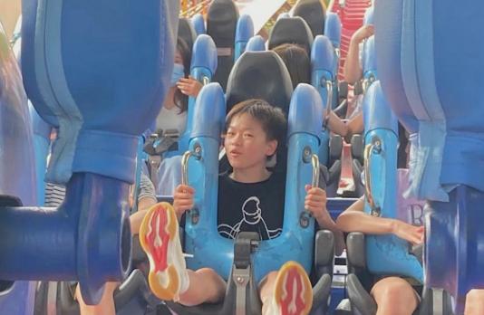 Quan Hongchan went to the amusement park again!Riding the roller ...