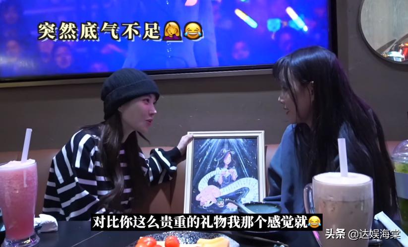 How fond of Feng Timo?Give gifts to each other during dinner and chat ...