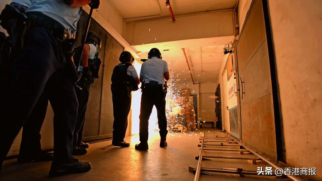 Directed by Lam Chiu-hsien, the Hong Kong police blockbuster "Siege of ...