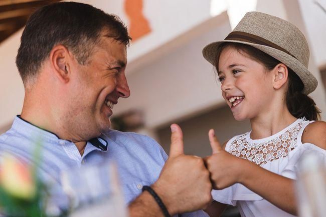 How can parents effectively praise their children? - iNEWS