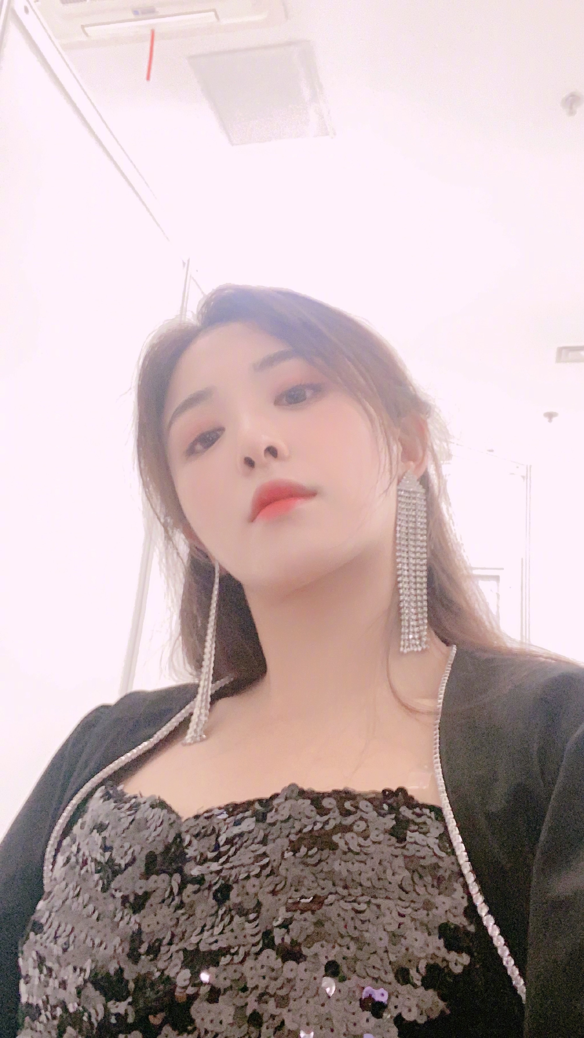 Appreciation of Zhang Hanyun's playful and cute selfies - iNEWS