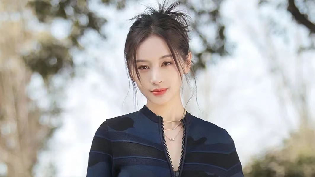 Bow to wait for the broadcast, Liu Yuning picked up the colorful us ...