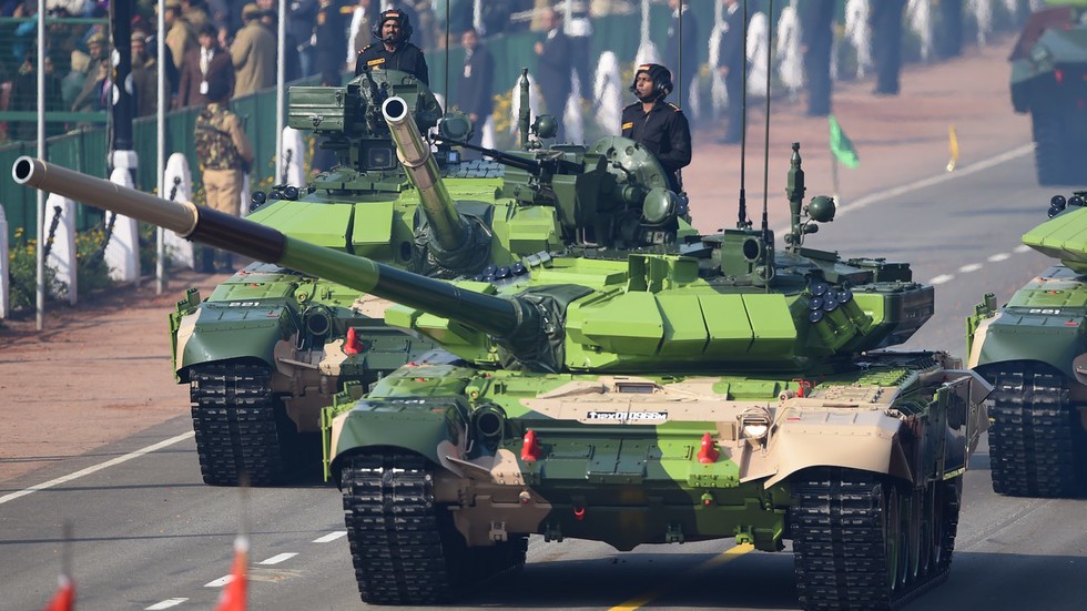 An Indian T90 tank exploded, 2 soldiers were killed on the spot, and ...