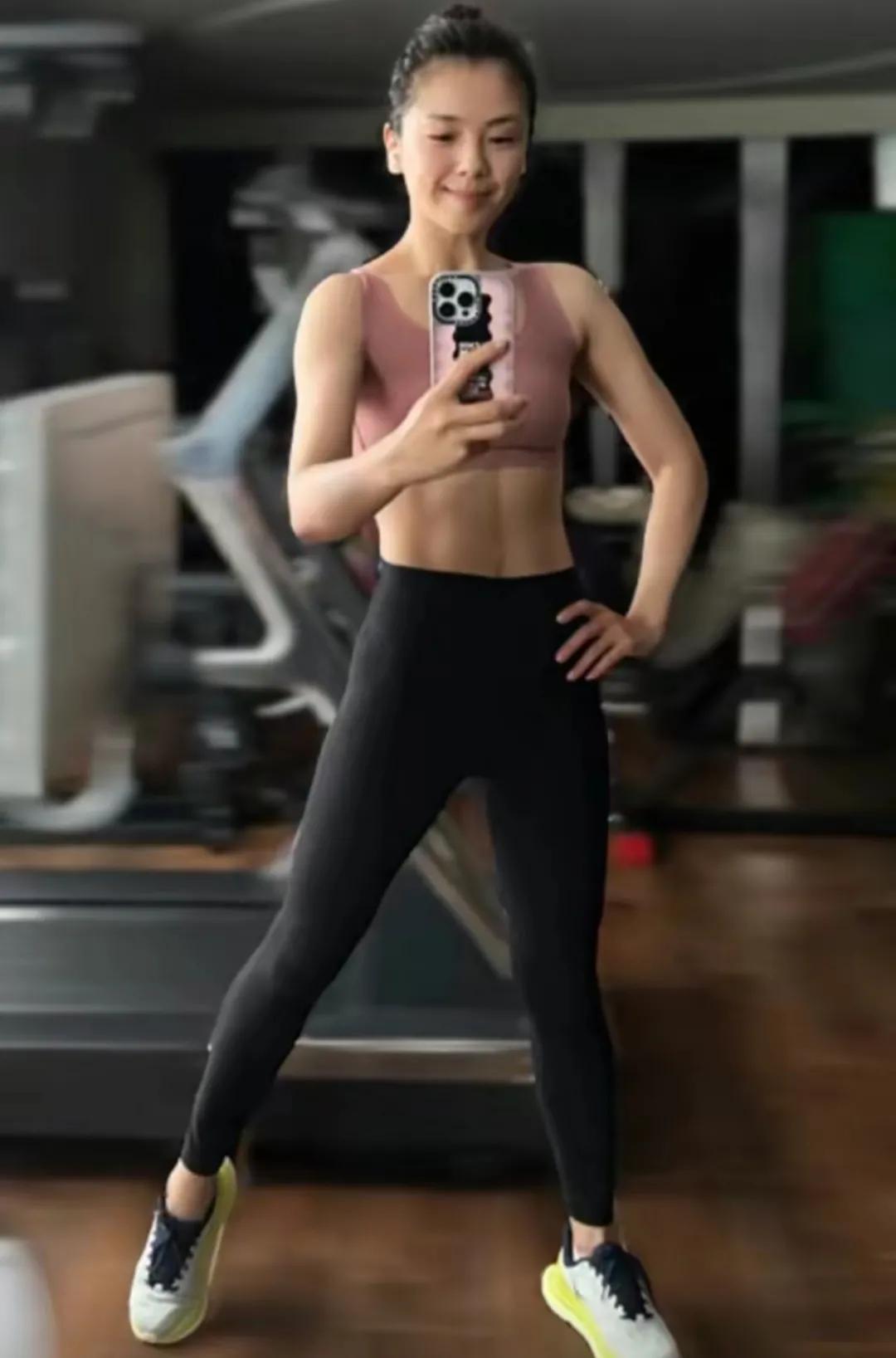 45-year-old Liu Tao appeared in the gym without makeup, her perfect ...