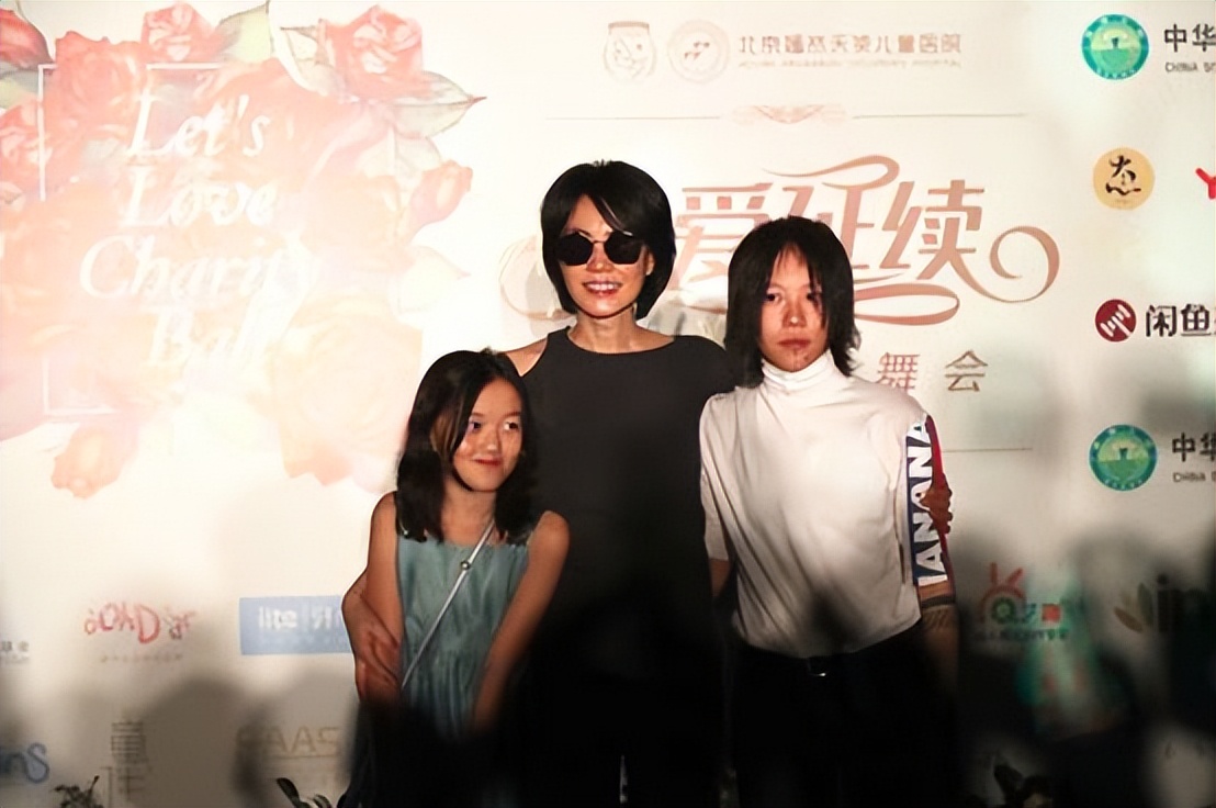 Faye Wong and Li Yan are basking in the sun in France, the picture of ...