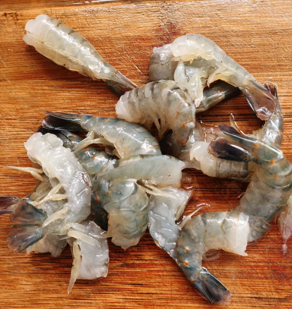 A must-have dish for the Chinese New Year - open back shrimp with ...