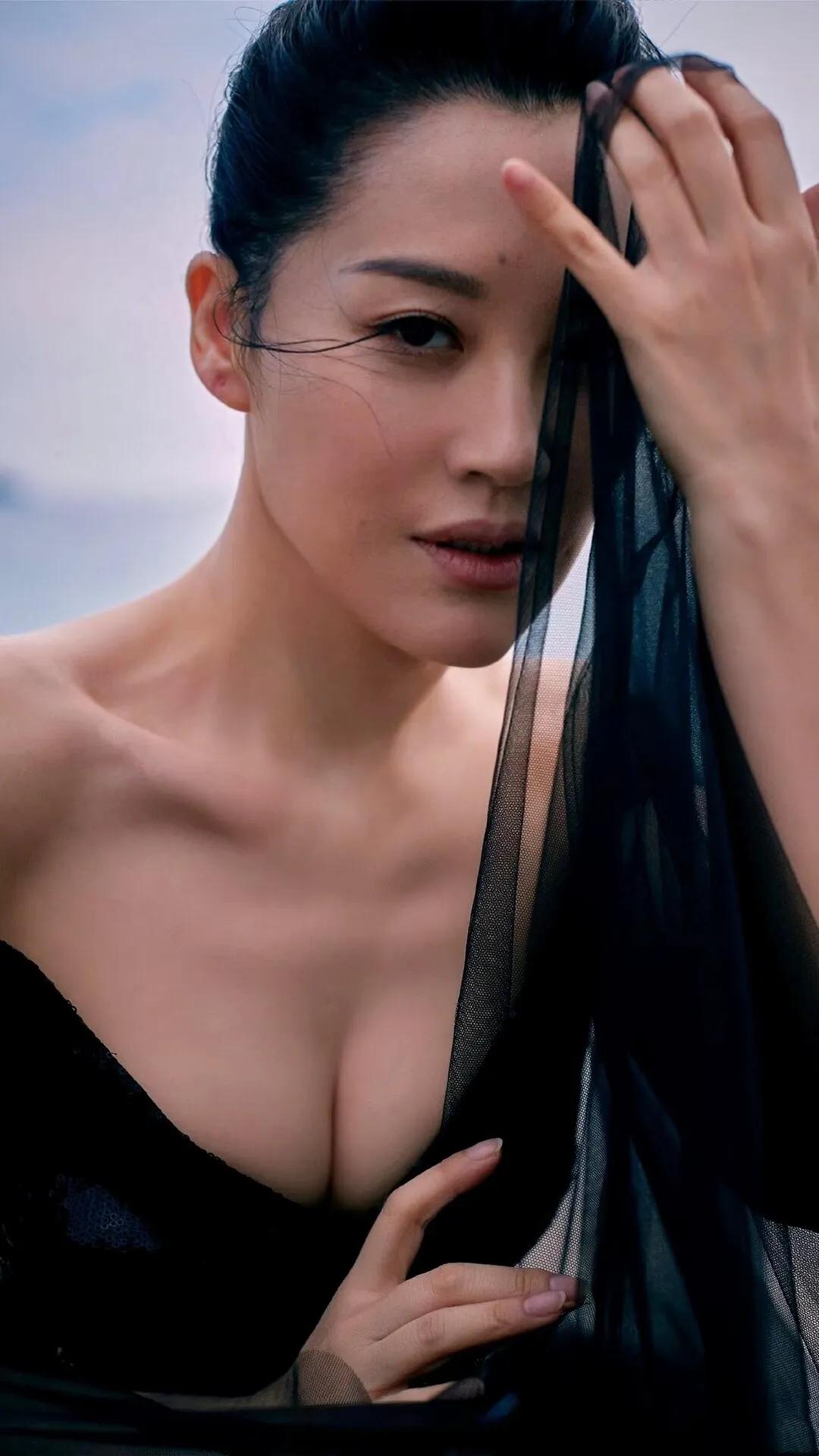 Xu Qing: Sexy and charming, showing the charm of a mature woman. - iNEWS