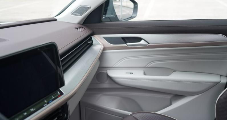 Super long wheelbase and super wide body design - iNEWS