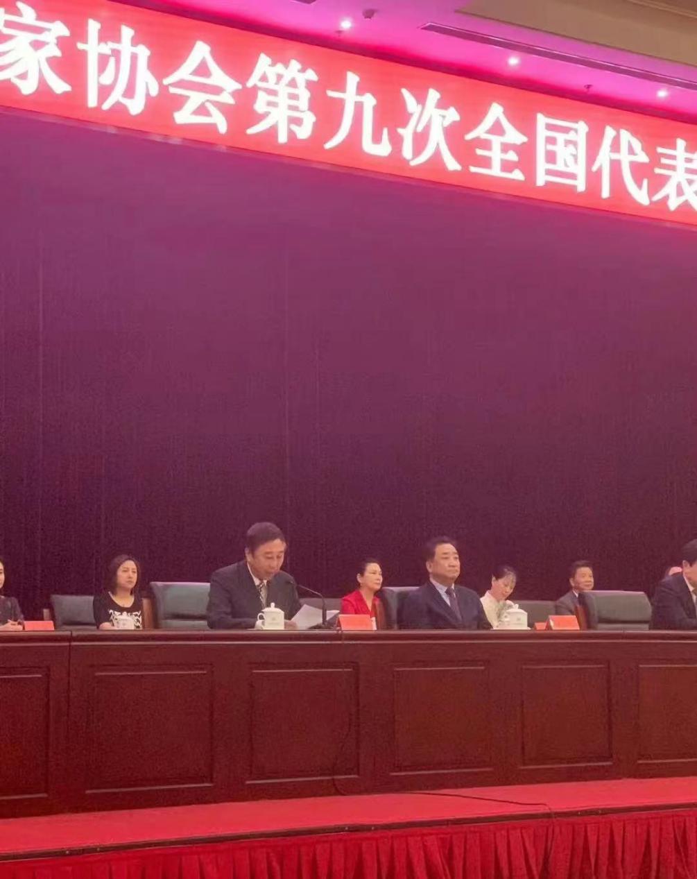 Also an old artist, the 65-year-old Feng Gong has already embarked on another path - iMedia