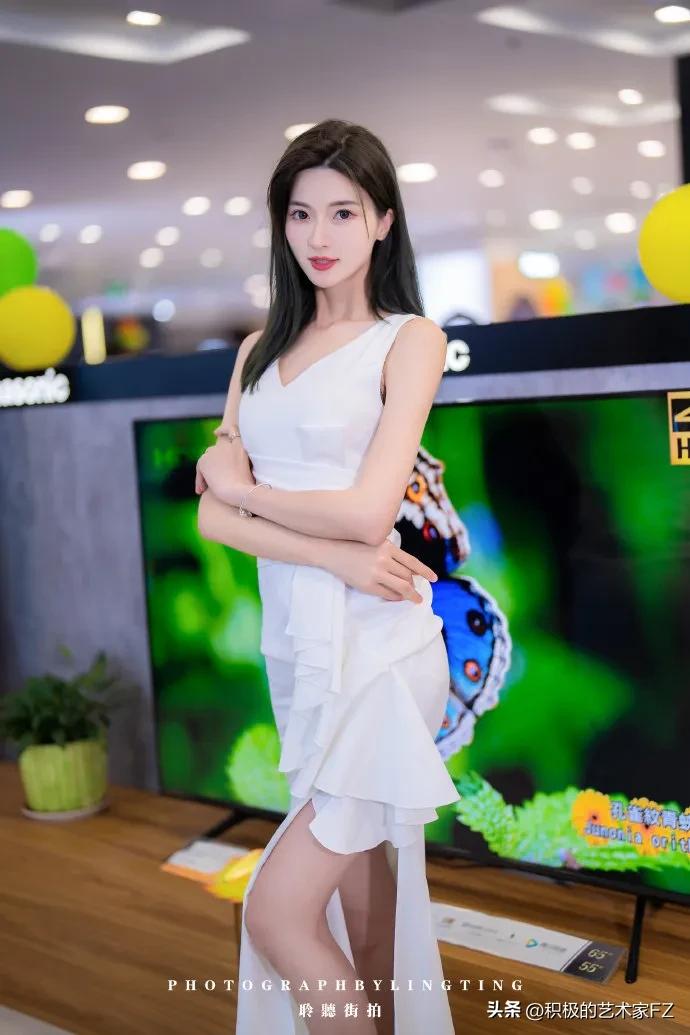 Beautiful picture sharing︳Beautiful model at the auto show: Lin Xinyu - iNEWS