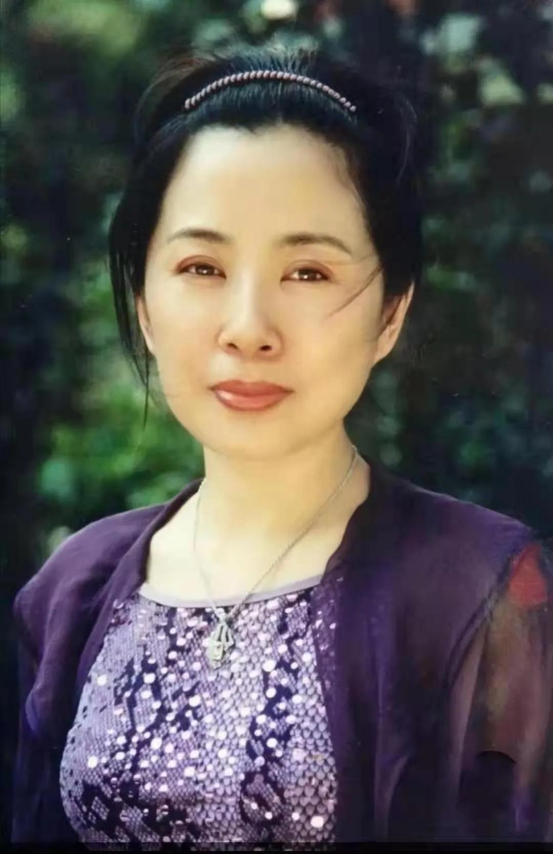 Going deep-see how Liu Di wrote about love in "Return to the Airport ...