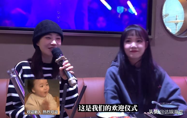 How fond of Feng Timo?Give gifts to each other during dinner and chat ...