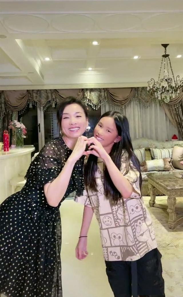 Zhang Ting takes photos for her daughter's birthday, 12-year-old Lin ...