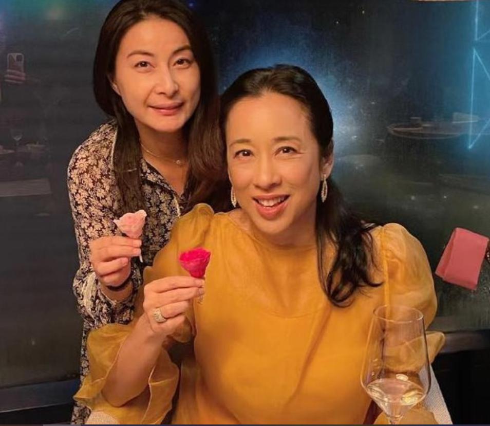 63-year-old Zhu Lingling is really old and pretty. She wears a short ...