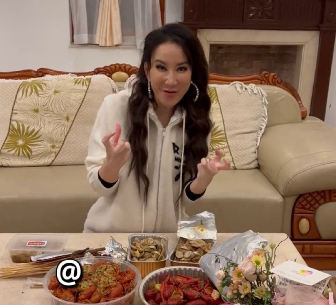 Coco Li appeared in Changsha to record the show, and ate supper in the ...