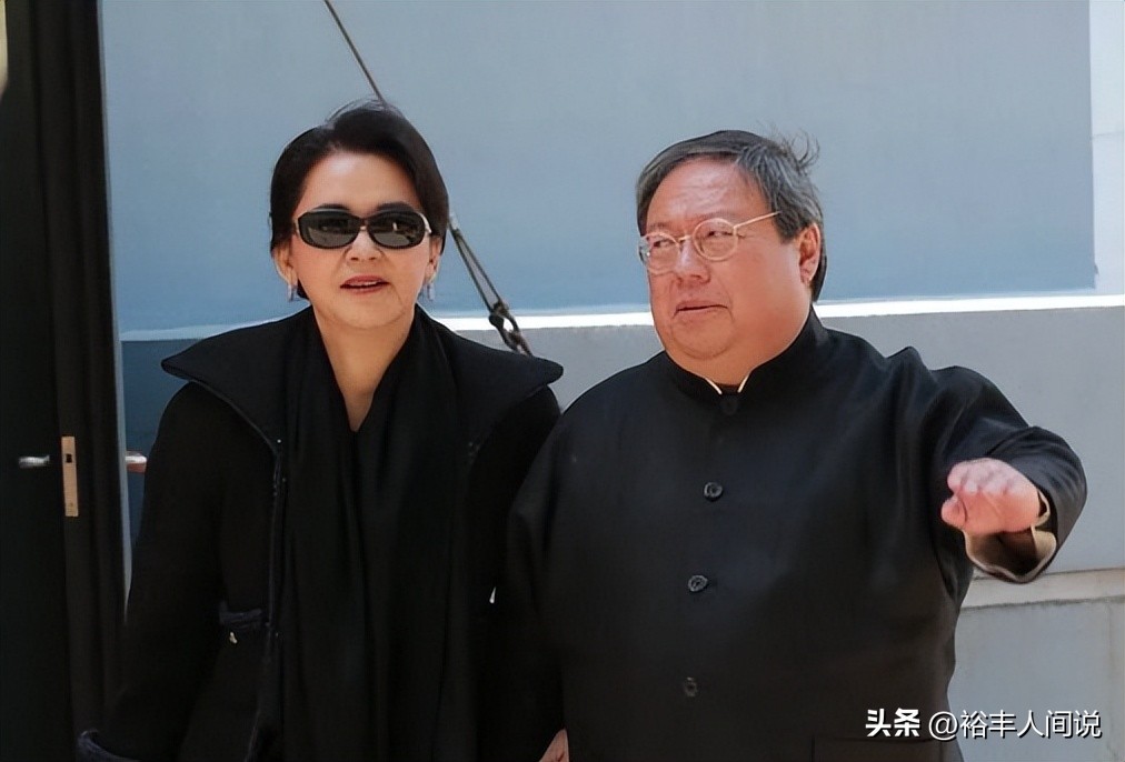 64-year-old Hu Huizhong appeared in Mount Lu, and blew kisses from Dai Shuo's big gem, dressed ...