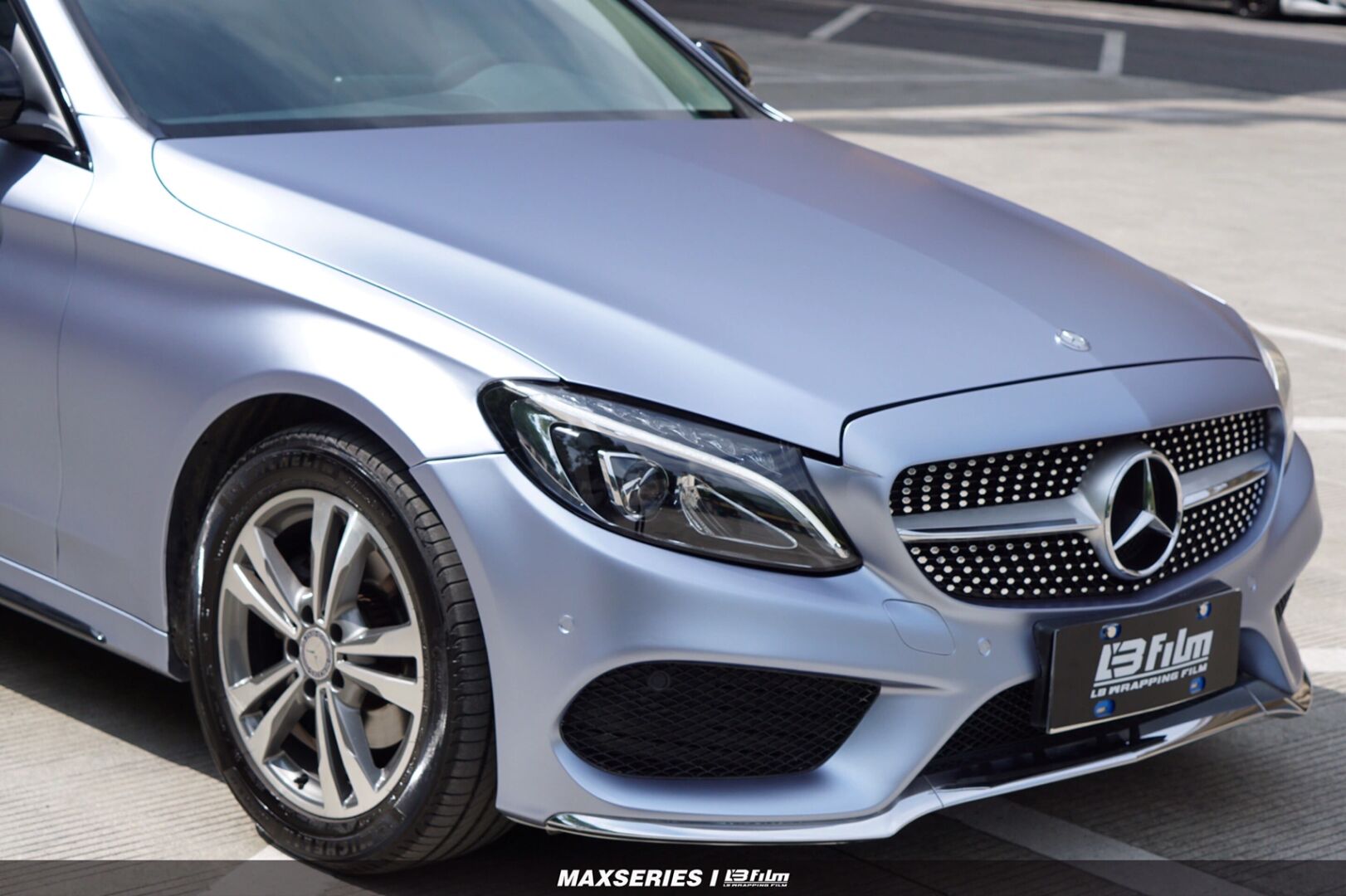 Mercedes-Benz LB color change film is super aprus blue, with a purple ...